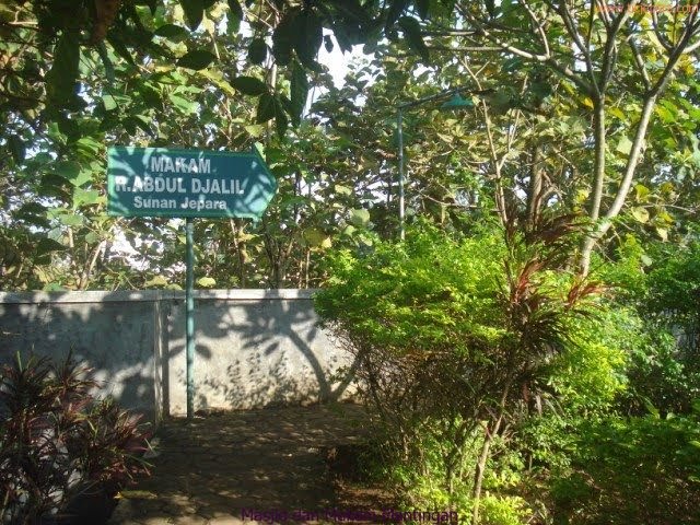 desain: MAKAM DAN MASJID MANTINGAN